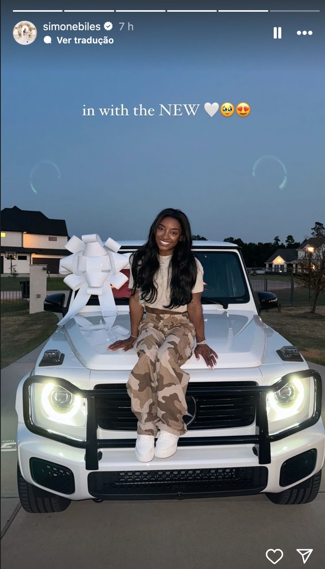 Simone Biles posa com carro luxuoso após as Olimpíadas