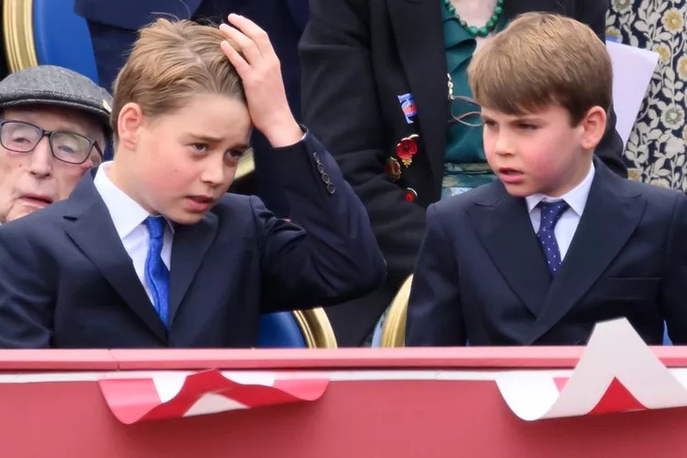 Príncipe Louis imita o irmão mais velho, Príncipe George, mexendo no ...
