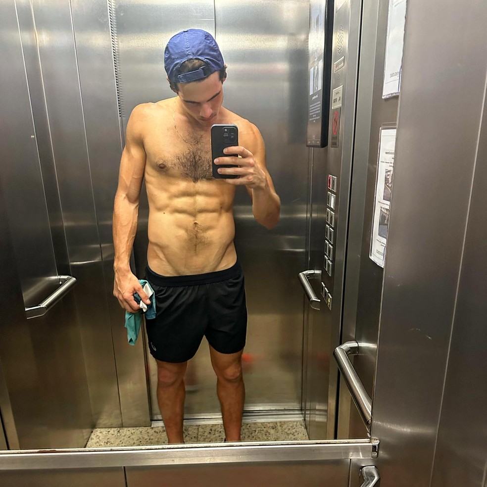 Nicolas Prattes abre álbum do fim de semana