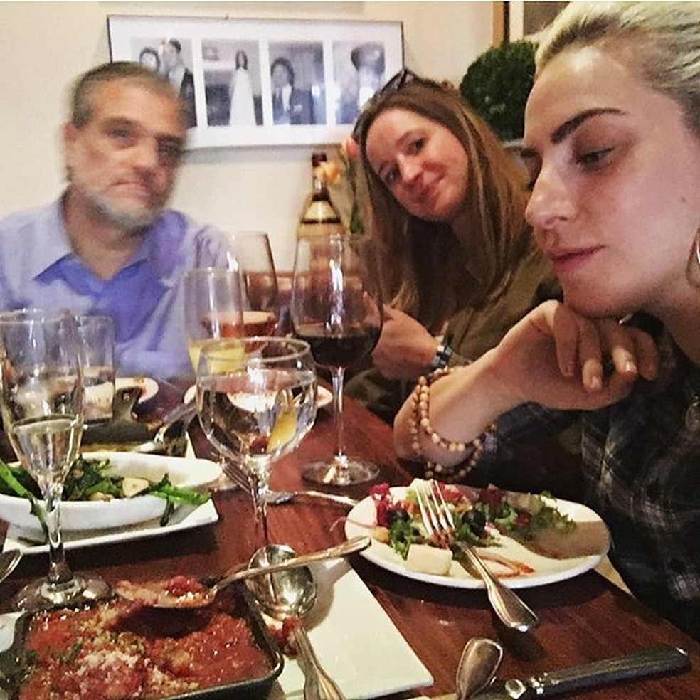 Cozinhando com Lady Gaga: pai da cantora lança livro de receitas