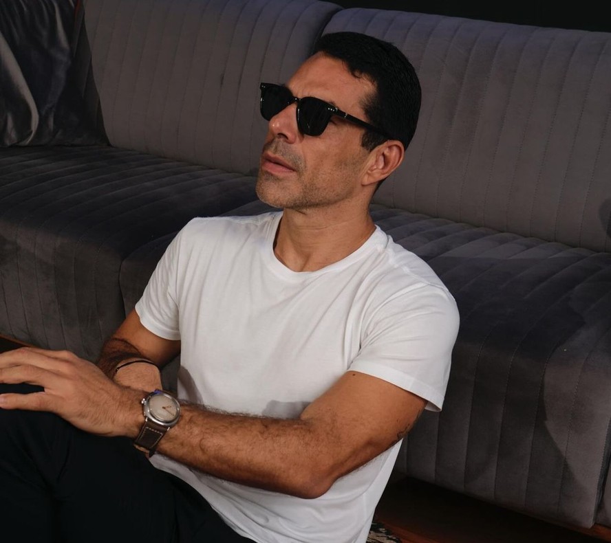 Marcus Buaiz esbanja charme e beleza em cliques despojados