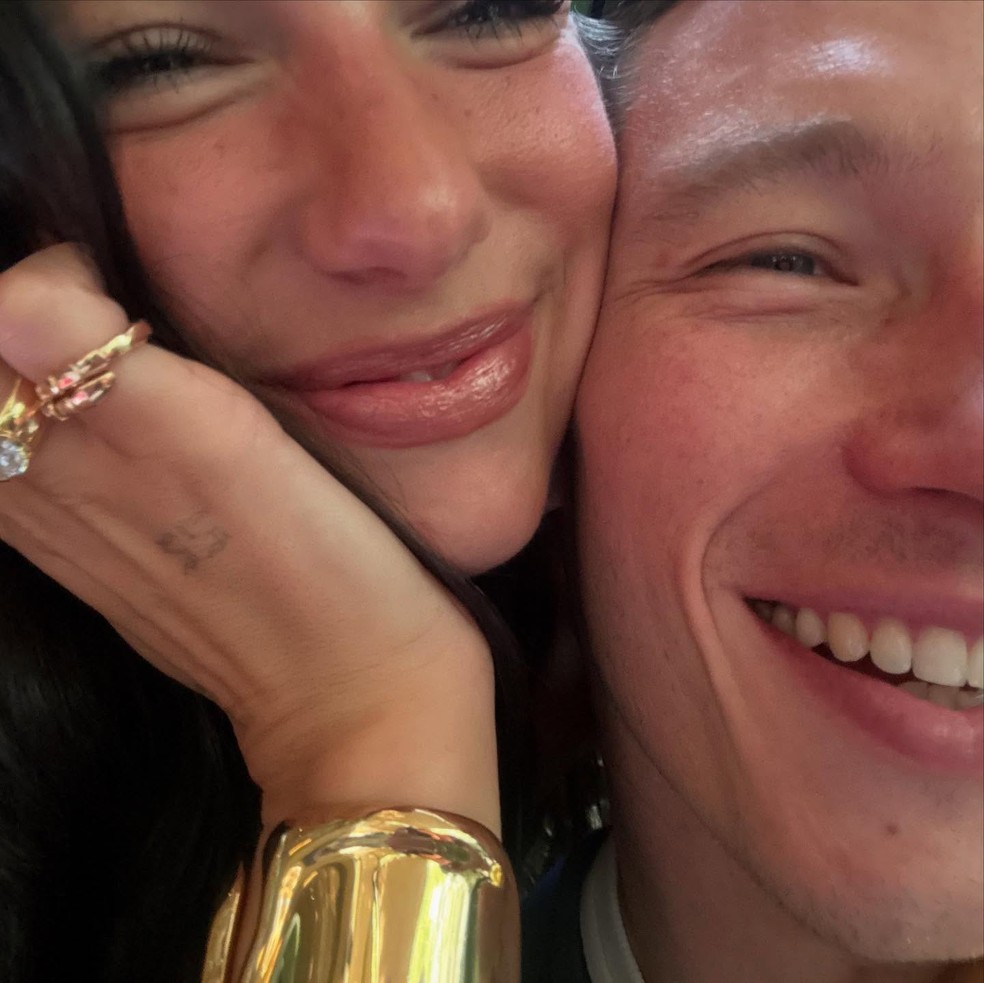 É oficial! Dua Lipa e Callum Turner estão noivos