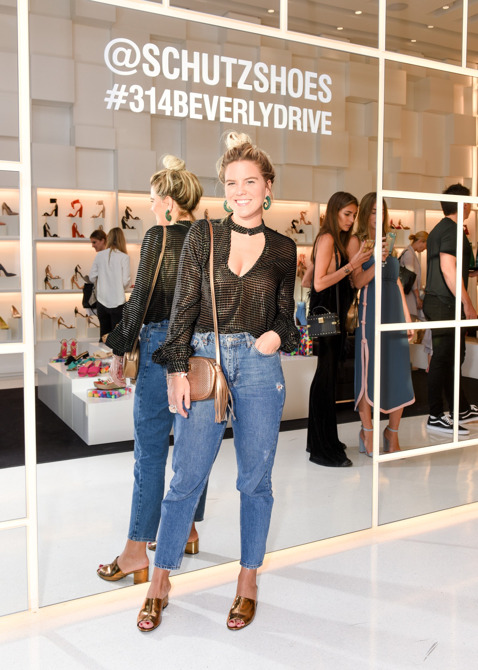 Com Hailey Baldwin, Schutz comemora 1 ano de loja em Los Angeles