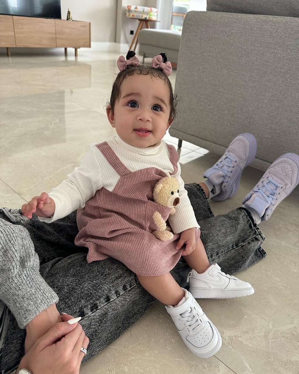 Karoline Lima celebra os 27 anos ao lado da filha e de Gui Araujo