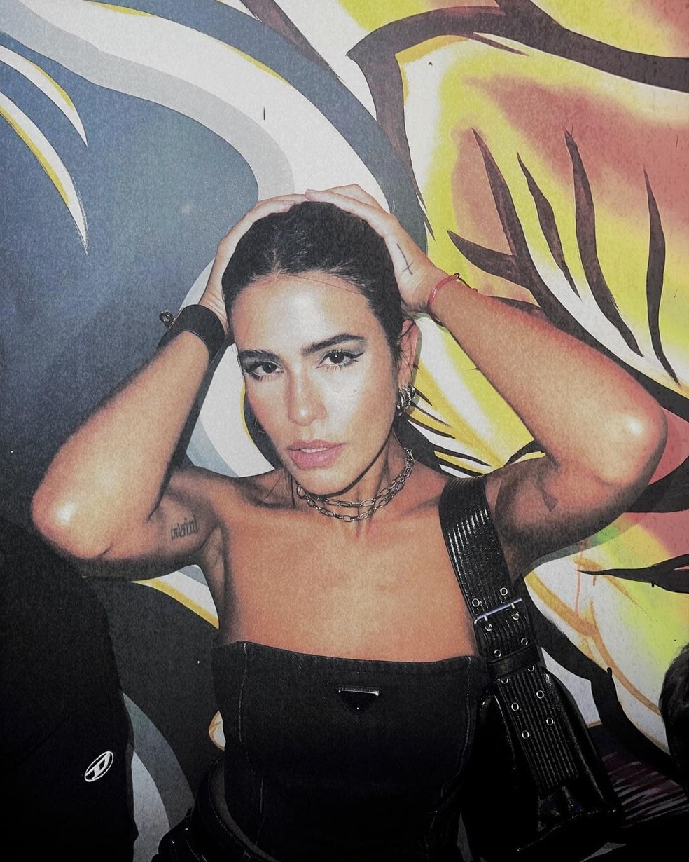 Antonia Morais para a web com look grifado