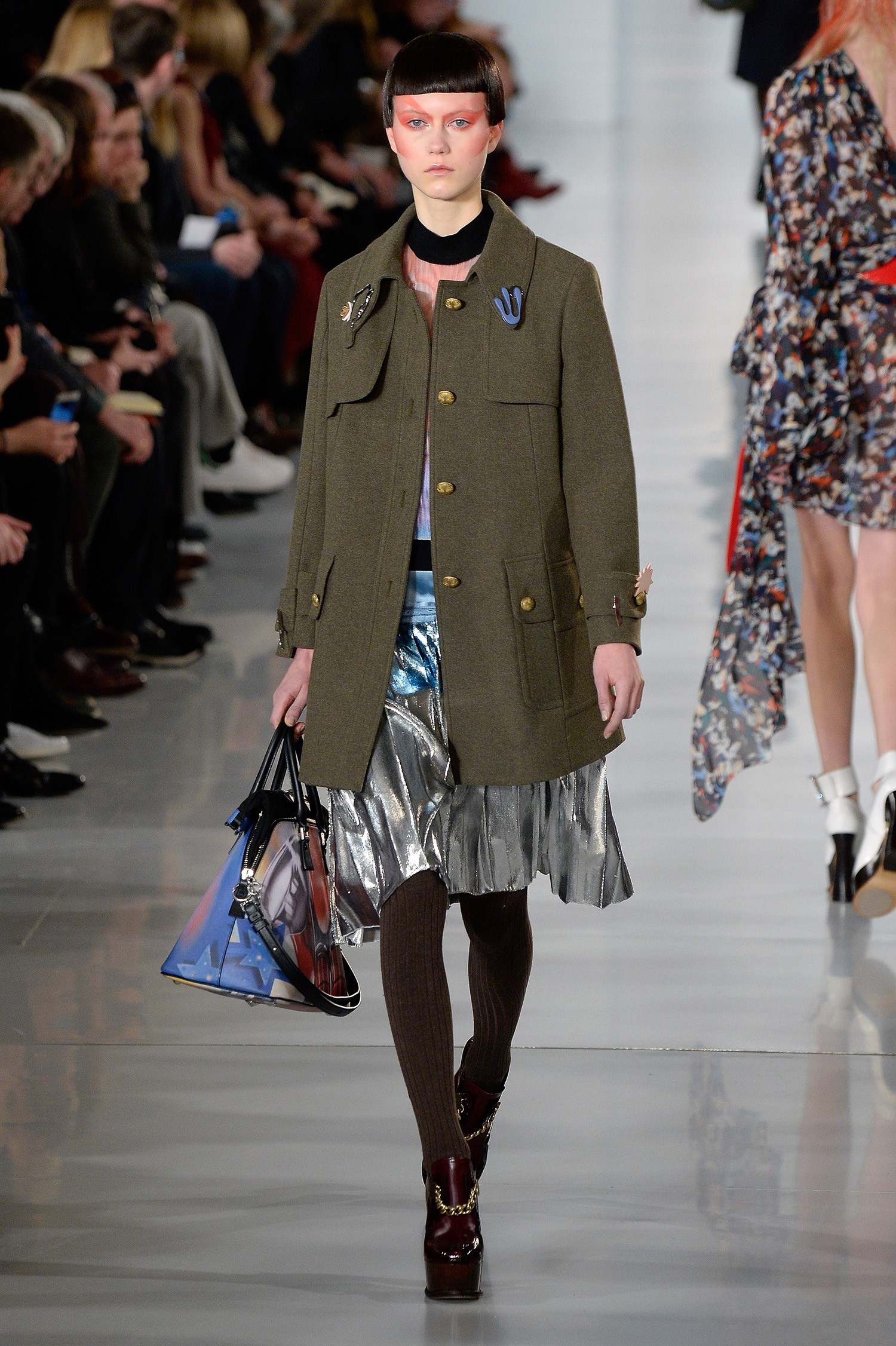 Maison Margiela brinca com o contraste de materiais no inverno 2017