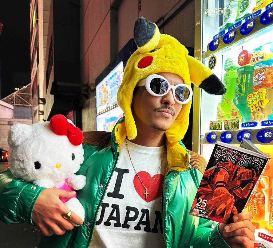 Bruno Mars mostra momento fofo de viagem ao Japão