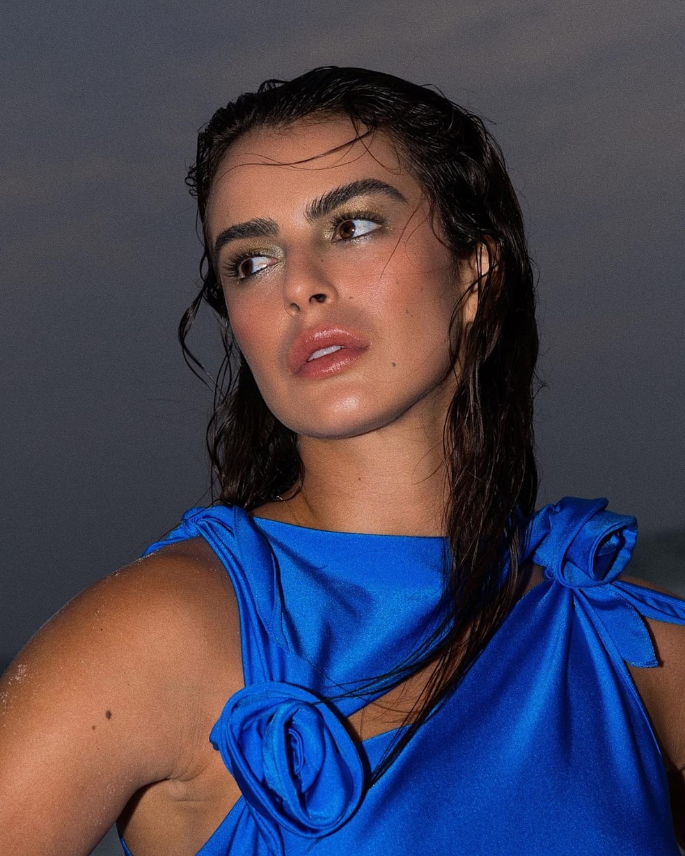 Mari Saad esbanja beleza com vestido all blue em meio ao mar cristalino