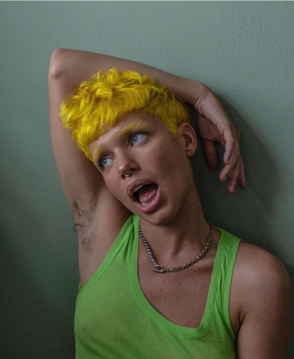 Em clima de Copa do Mundo, Bruna Linzmeyer muda visual