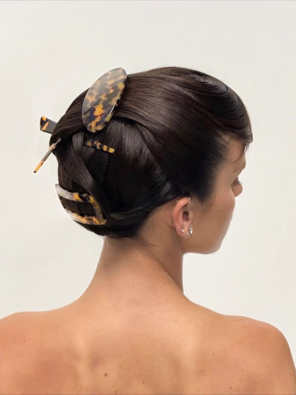 Conheça Leoni, hairstylist que conquistou famosas com penteados esculturais