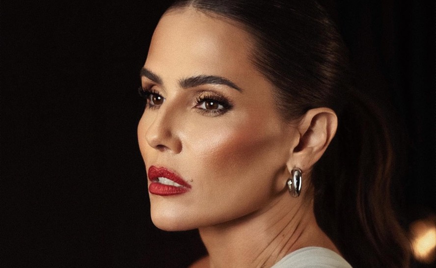 Deborah Secco elege minivestido para evento de Moda no Rio