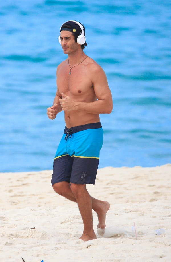 André Resende se exercita em praia no Rio de Janeiro