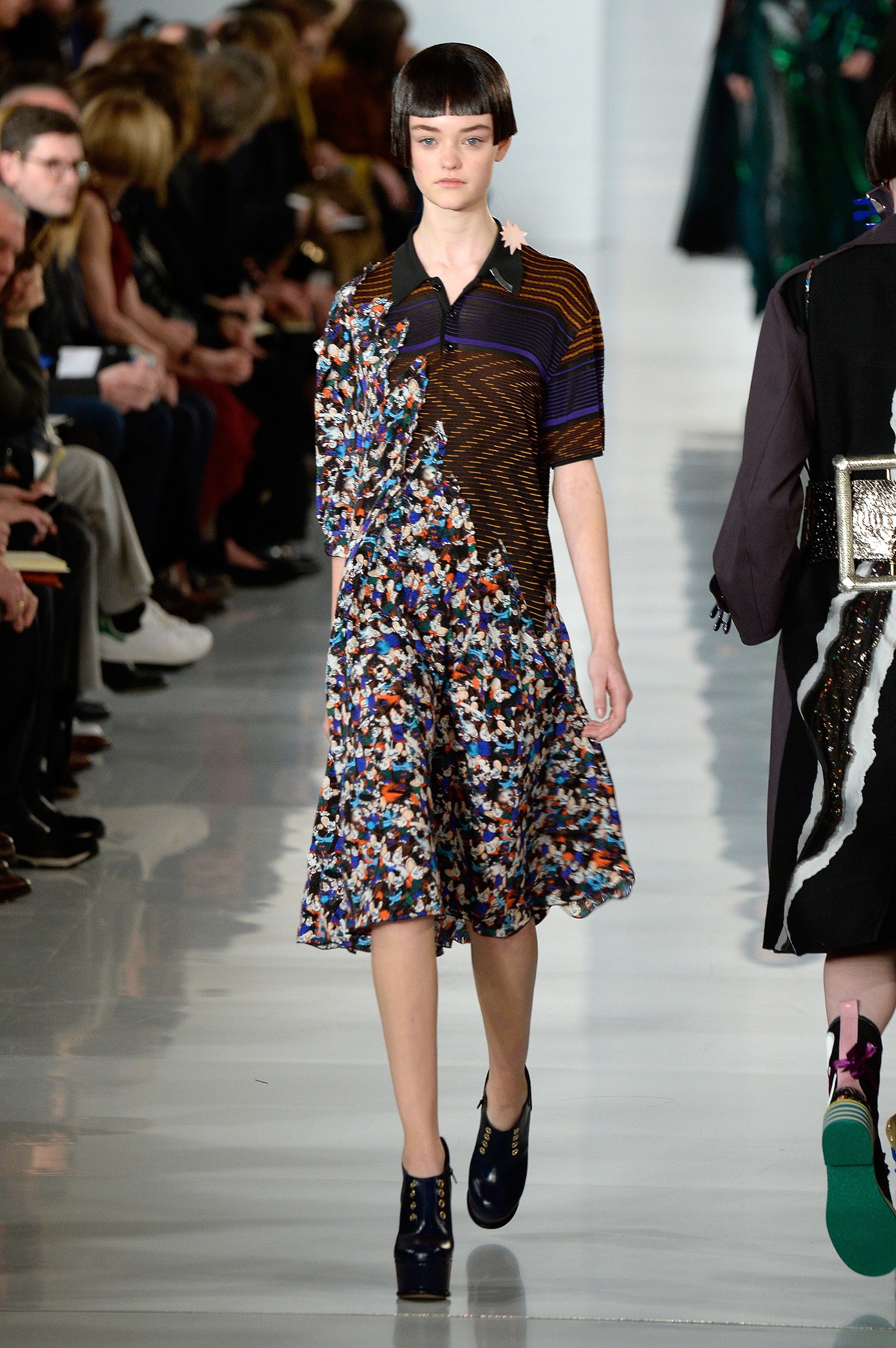 Maison Margiela brinca com o contraste de materiais no inverno 2017