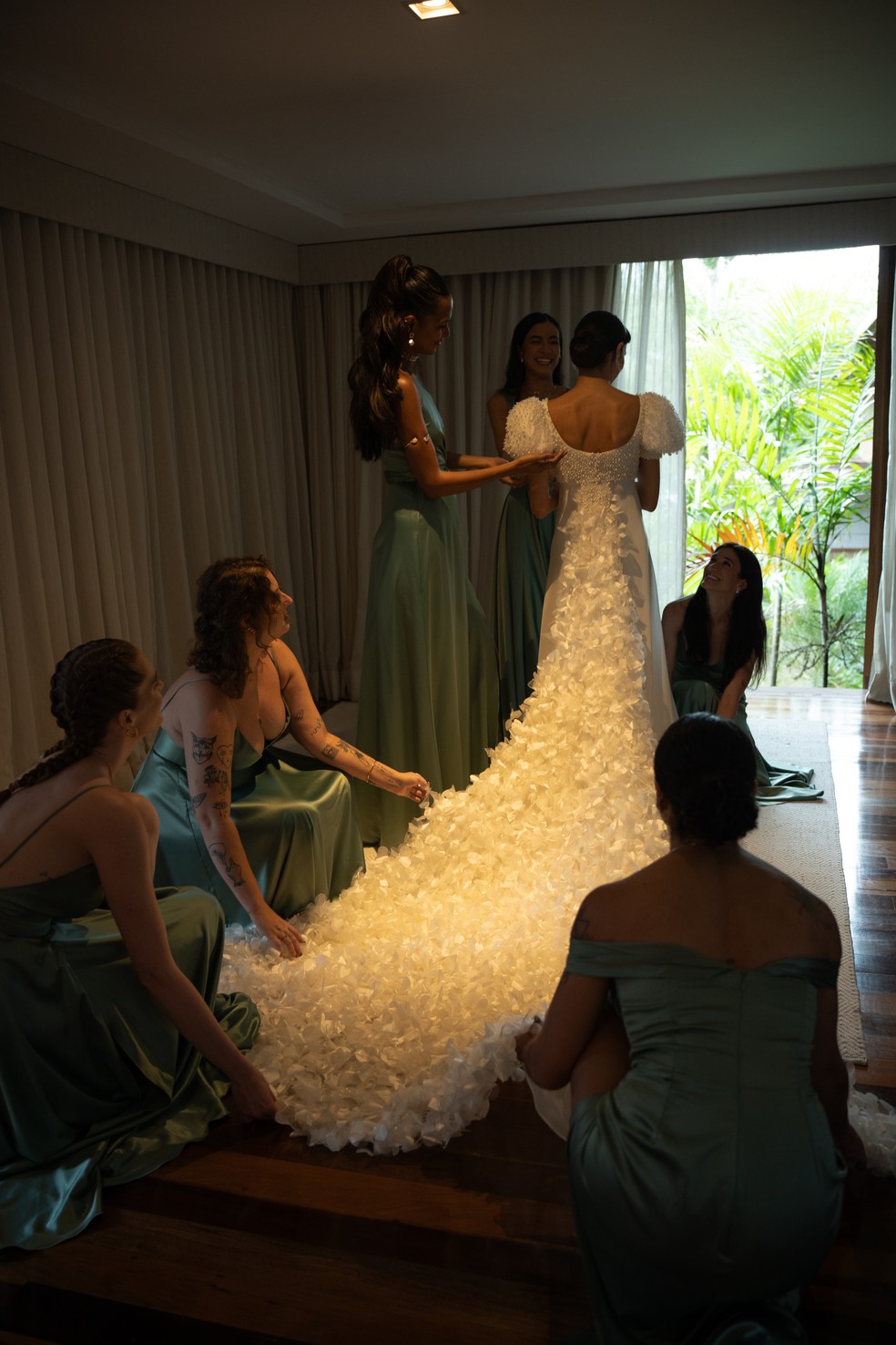 Modelo Luma Grothe se inspira em vestido de Audrey Hepburn para ...