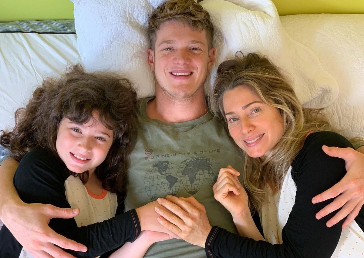 Leticia Spiller celebra o Dia do Abraço ao lado dos filhos