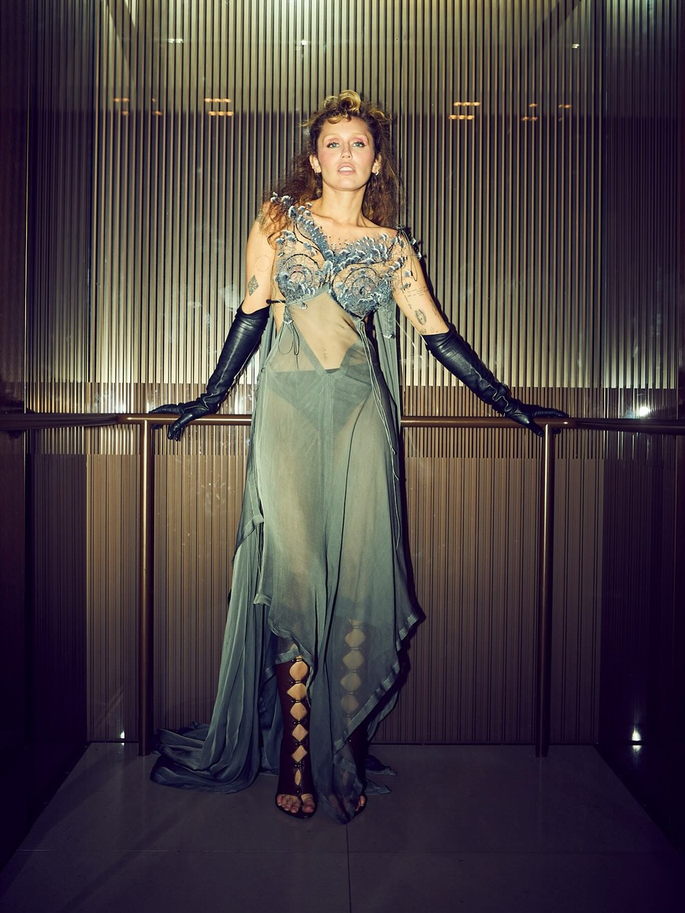Miley Cyrus reinventa a moda francesa com vestidos transparentes e ...
