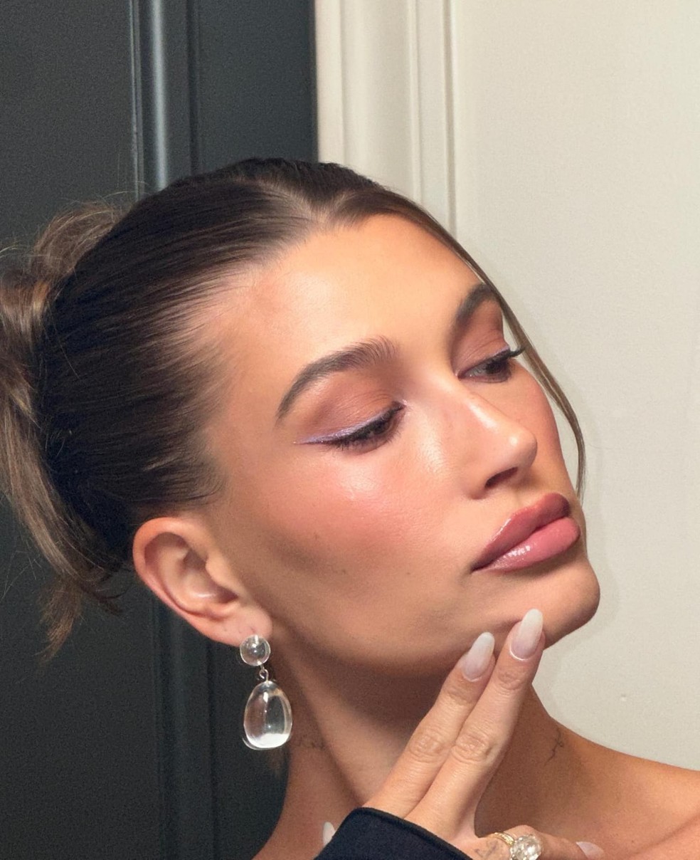 Hailey Bieber exibe produção de beleza ao usar look transparente