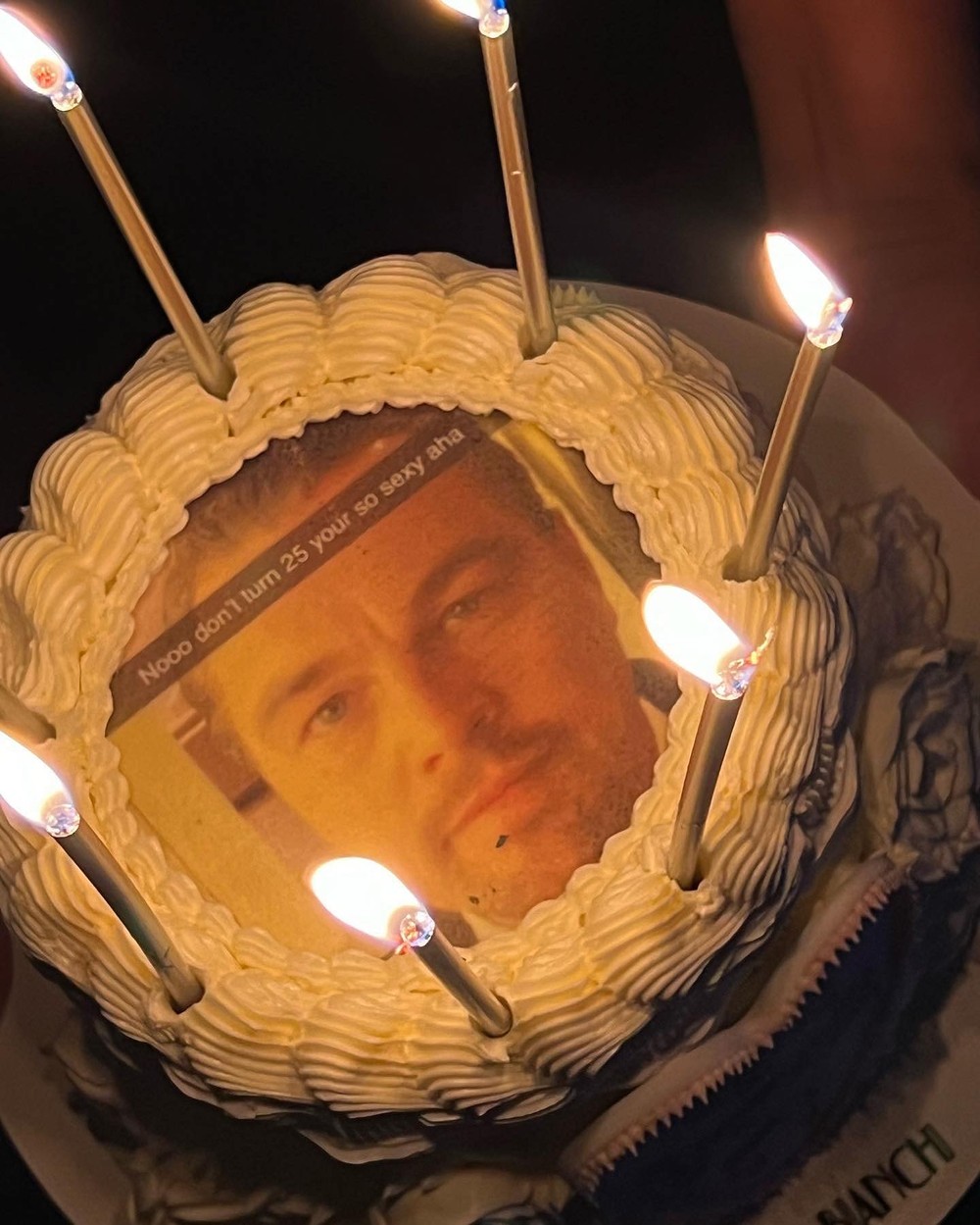 Julia Rodrigues celebra 25 anos com bolo de Leonardo DiCaprio
