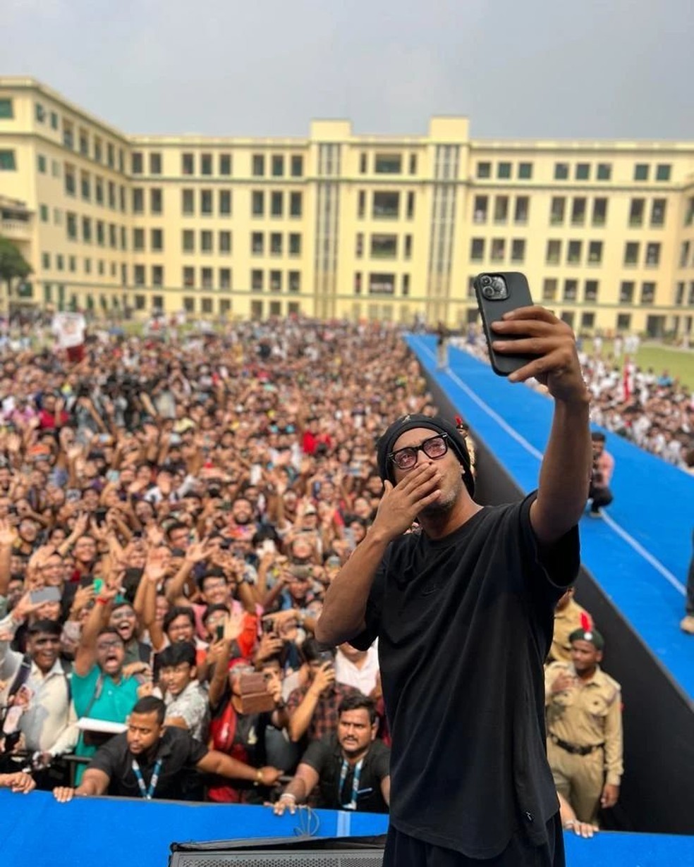 Ronaldinho Gaúcho abre álbum de viagem à Índia: 'Que energia incrível'