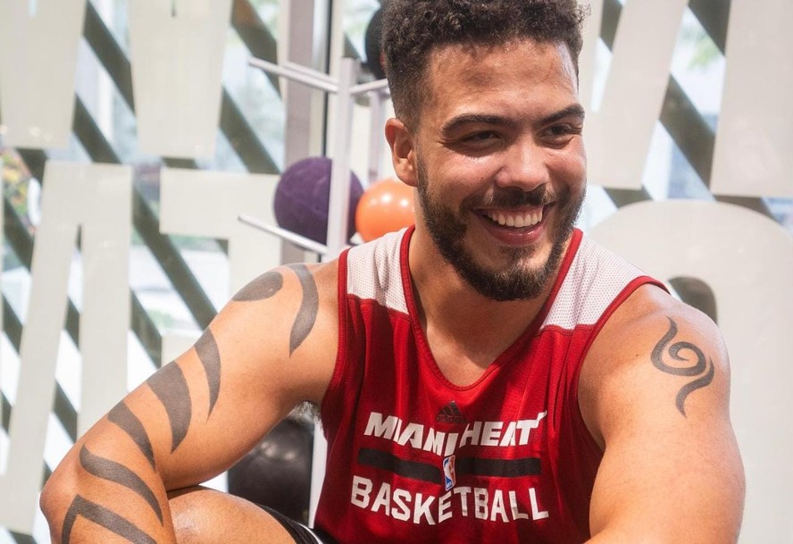 Após mudar rotina, Ronald mostra 'pilha de marmitas' fitness