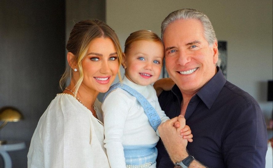 Roberto Justus se derrete pela esposa e pela filha caçula