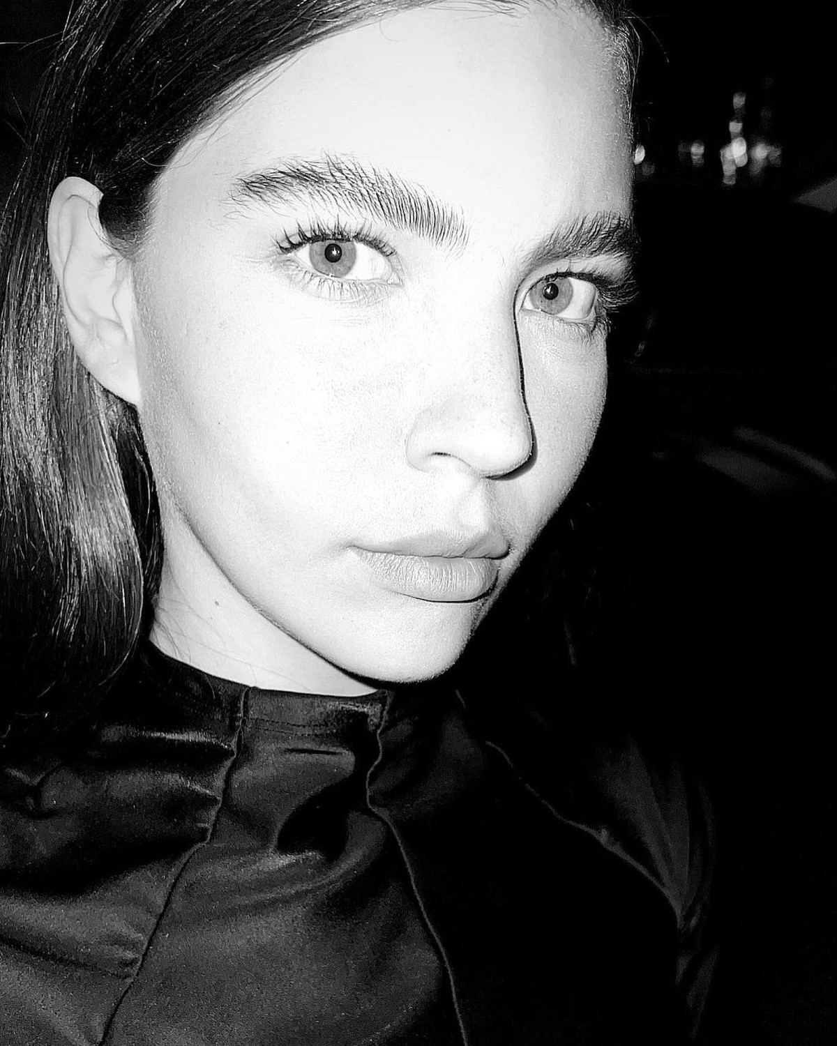 Allanis Guillen rouba a cena com clique em preto e branco