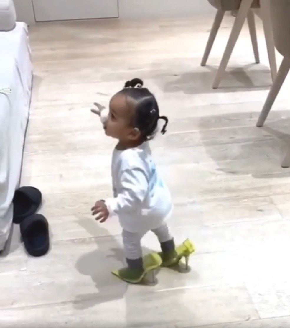 Mini fashionista? Chicago West usa bolsa Hermès de R$ 67 mil