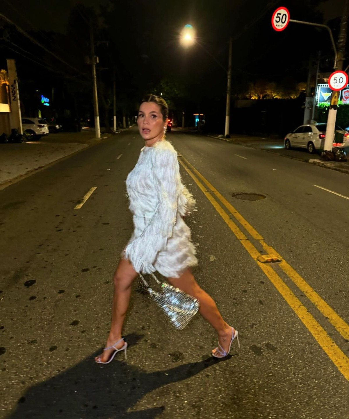 Flávia Alessandra aposta em look grifado em novo e ensaio fotográfico