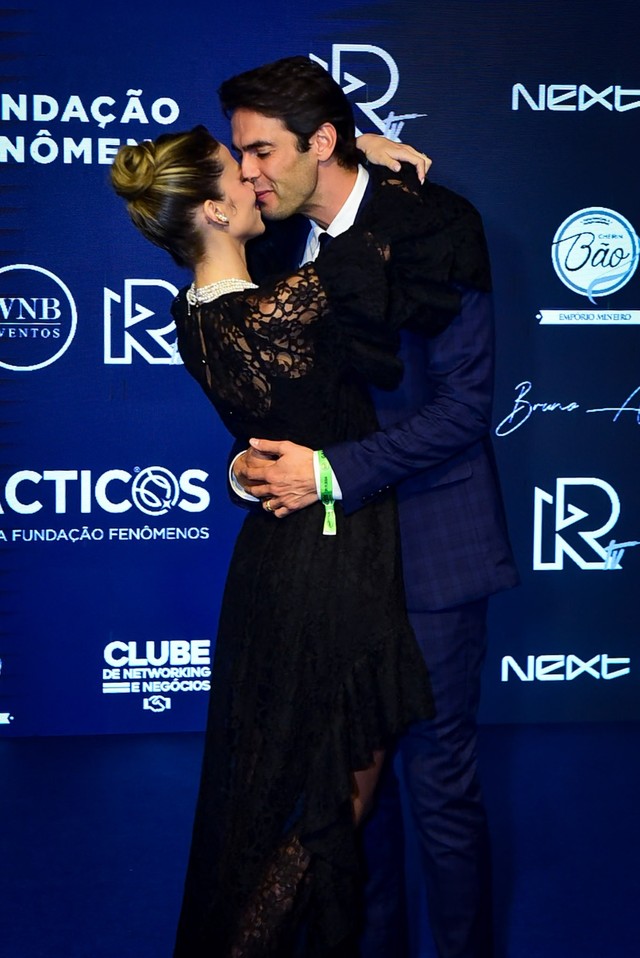 Kaká e esposa posam em clima de romance na 1ª edição do Leilão ...