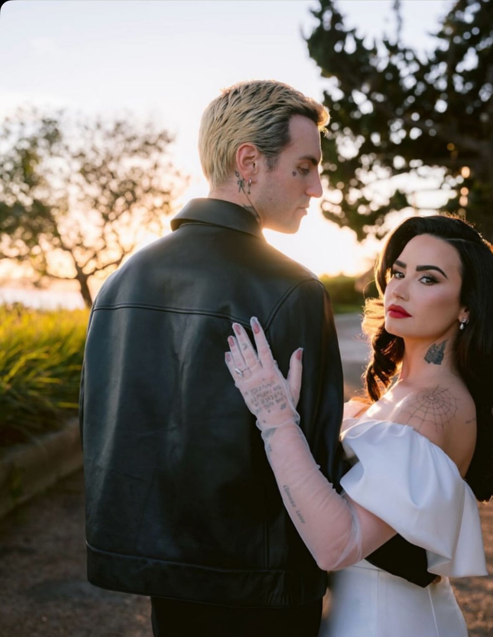 Demi Lovato exibe ensaio pre-Wedding com Jordan Lutes