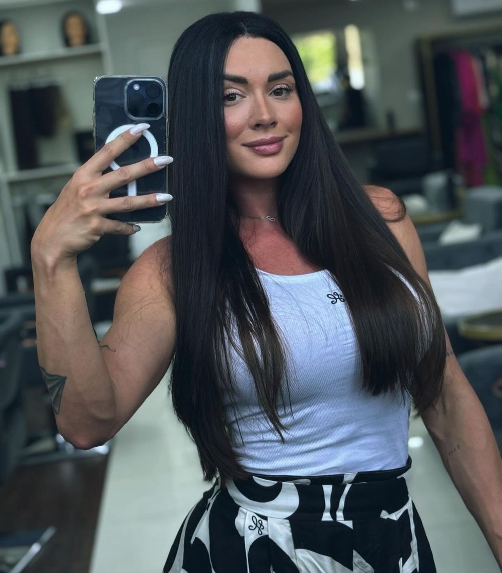 Juju Salimeni esbanja beleza após renovar o visual em salão luxuoso