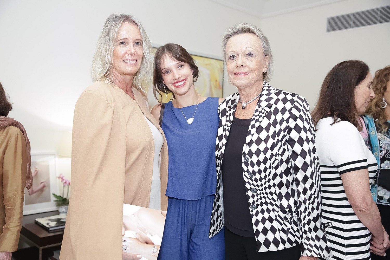 Marisa Berenson comemora parceria com a Amsterdam Sauer em Copacabana