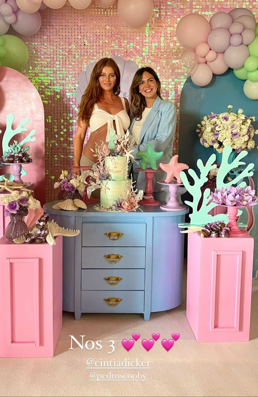 Cíntia Dicker recebe amigos para chá de bebê de Aurora