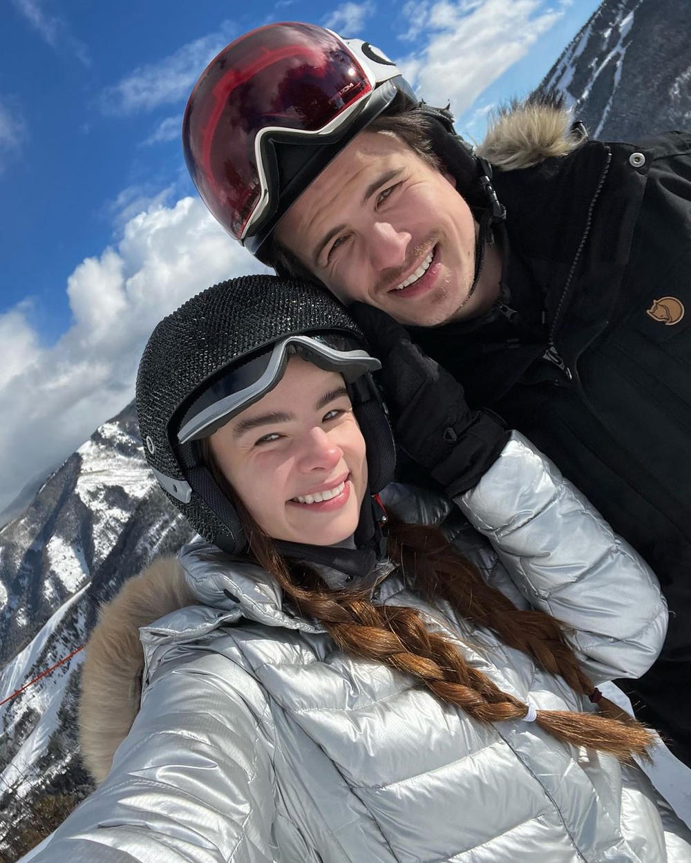 Giulia Be abre álbum de fotos na neve ao lado do irmão