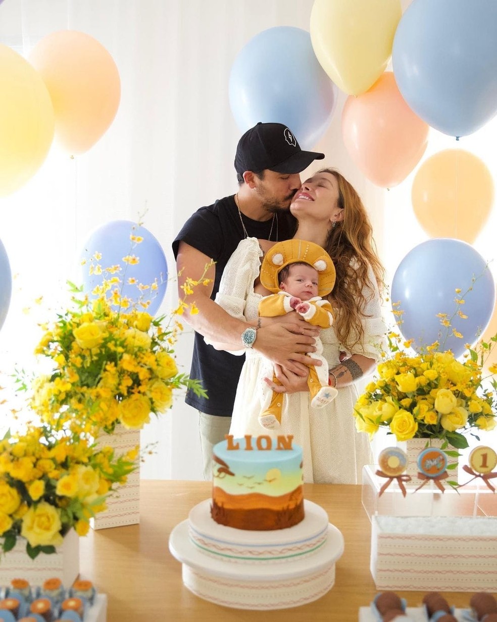 Gabriela Pugliesi brinca com Tulio Dek amamentando o filho, Lion ...