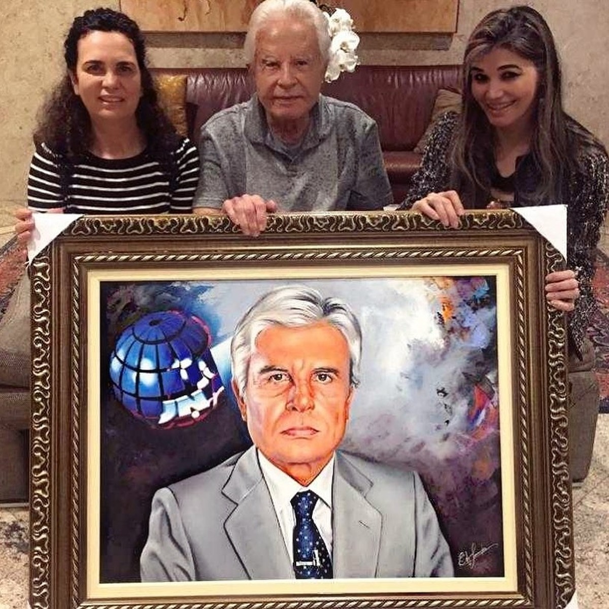 Cid Moreira vira obra de arte ao receber quadro de artista plástica