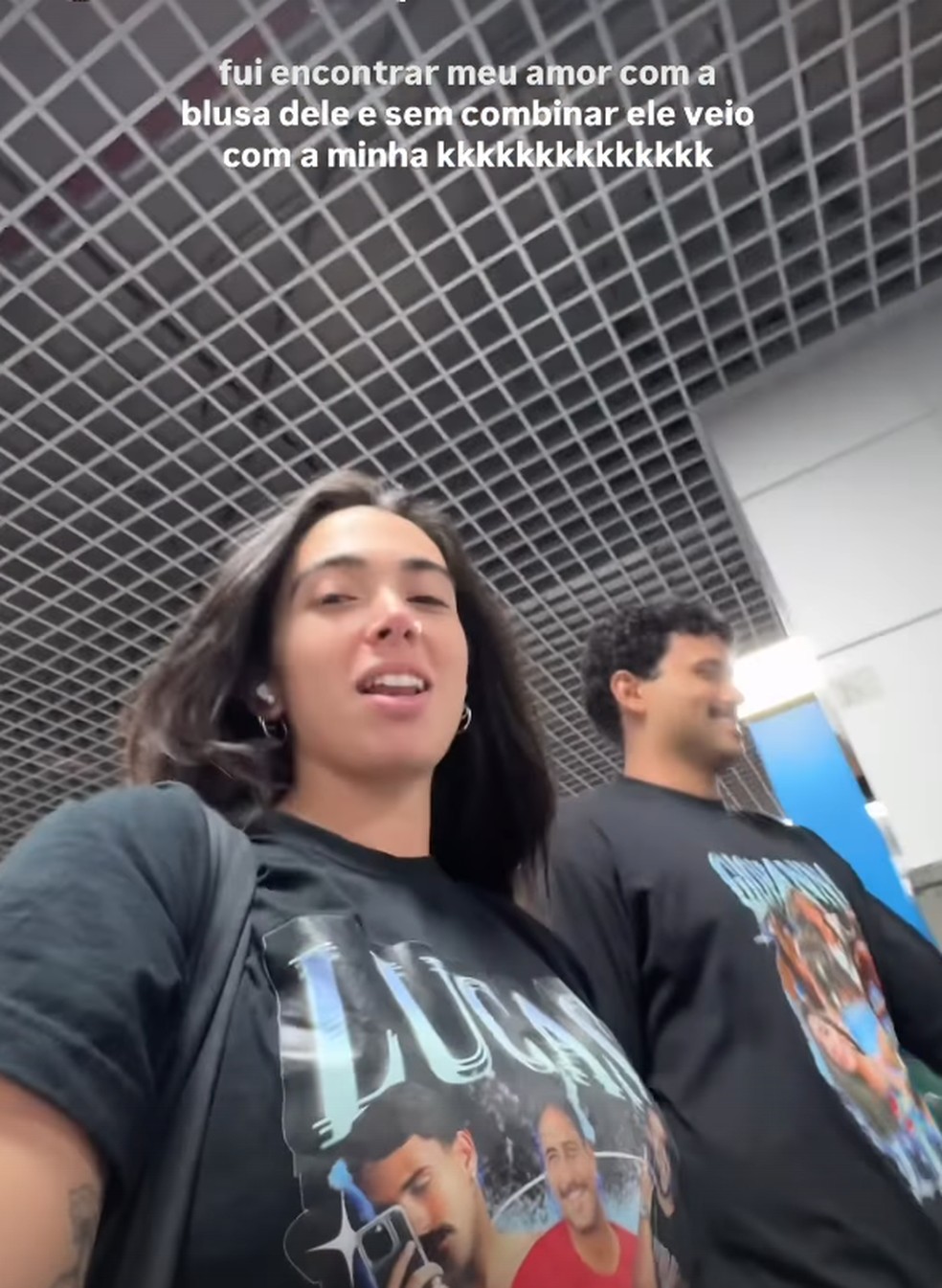 Ex-BBBs Giovanna Lima e Lucas Pizane usam rosto um do outro em camiseta ...