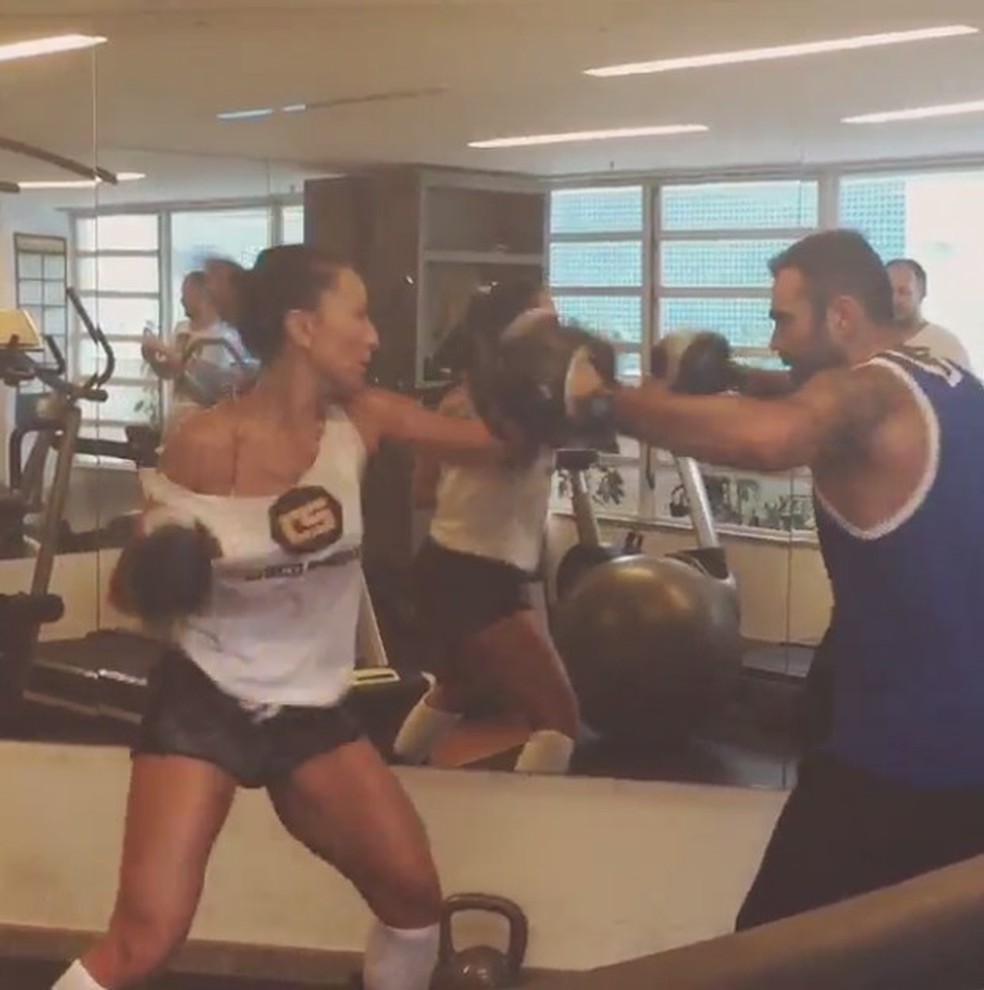 Sabrina Sato faz bonito em série de socos no boxe. Assista!