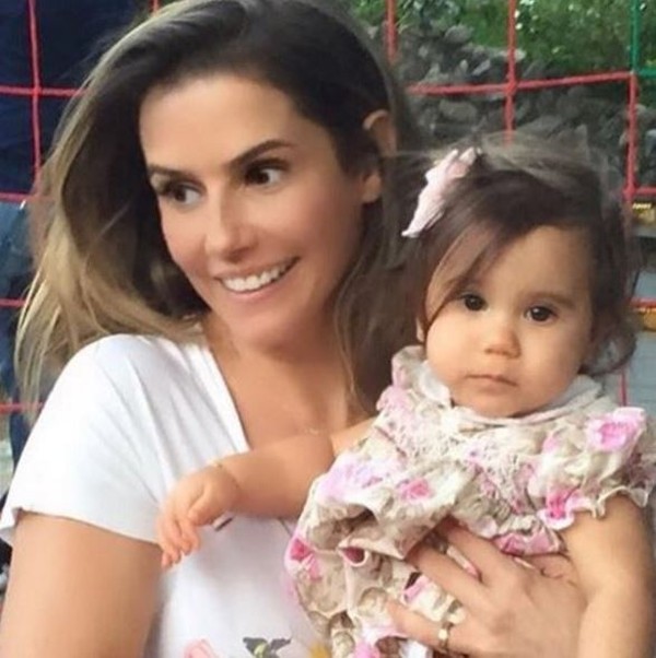 Deborah Secco mostra semelhança com Maria Flor em flashback