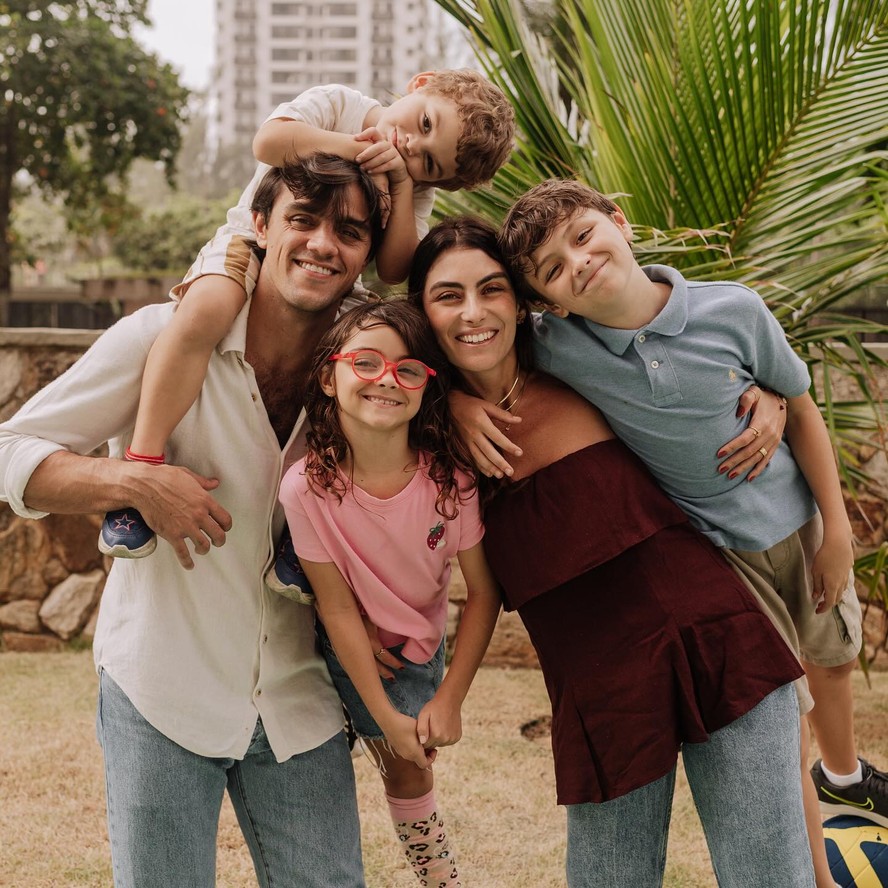 Mariana Uhlmann celebra aniversário em família e Felipe Simas se ...