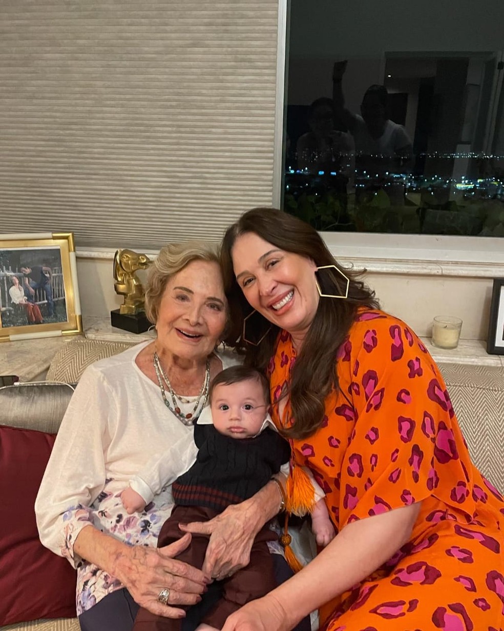 Claudia Raia exibe momentos encantadores com a família e amigos