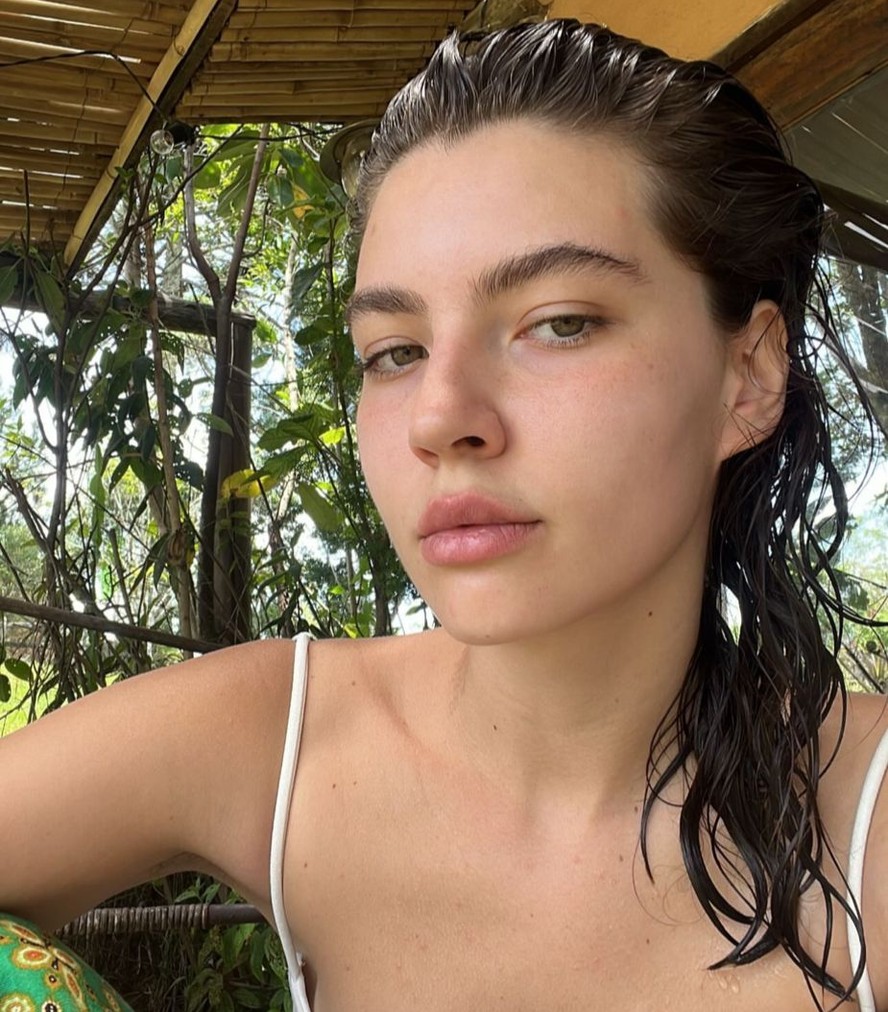 Alanis Guillen esbanja beleza natural ao posar sem maquiagem