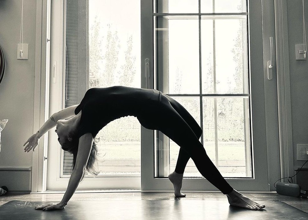 Sandy exibe flexibilidade ao praticar yoga