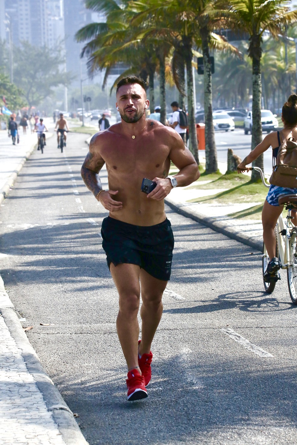Arthur Picoli se exercita na orla da Barra da Tijuca