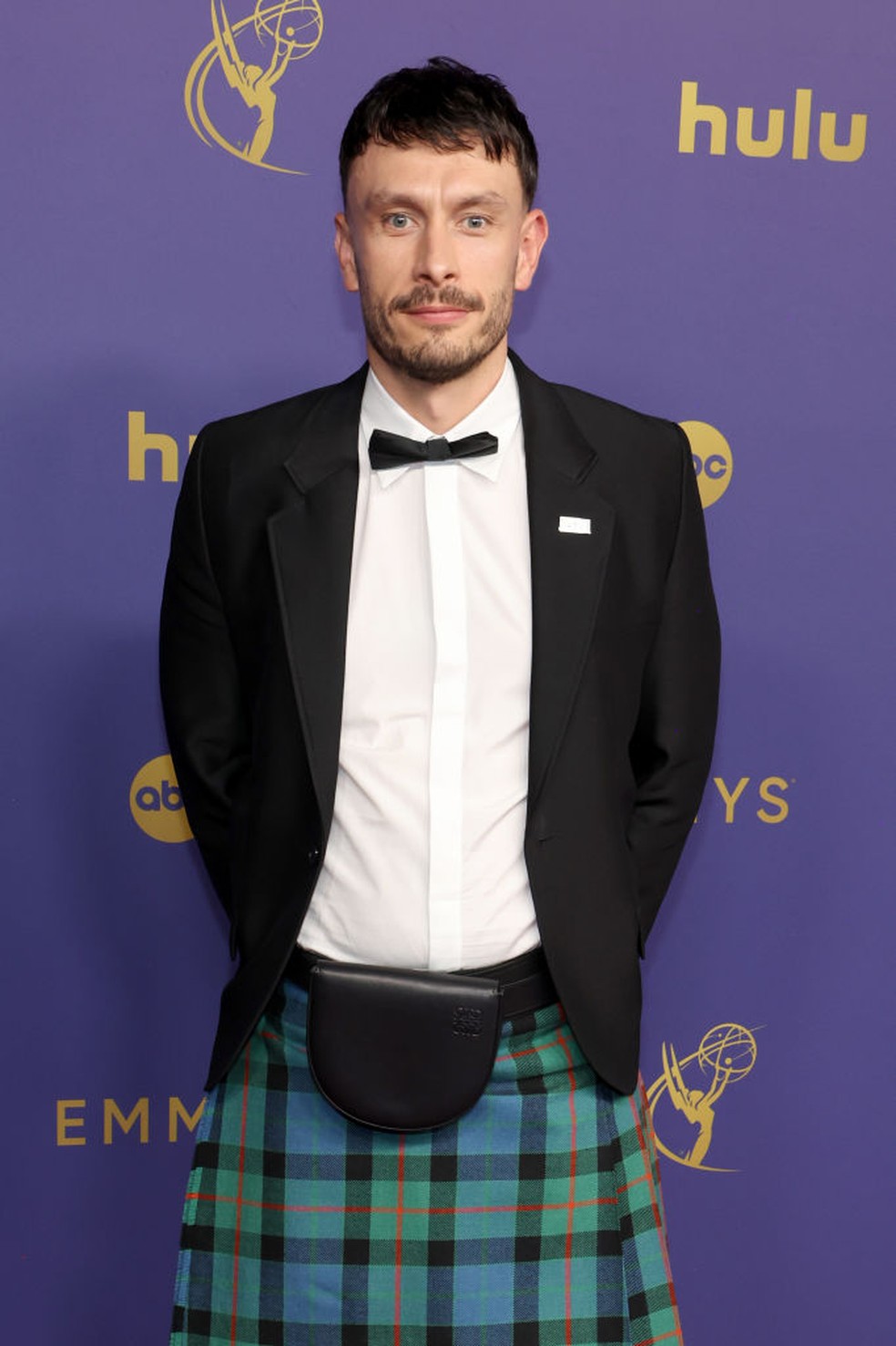 Richard Gadd, ator de 'Bebê Rena', surge no Emmy 2024 de terno e saia kilt