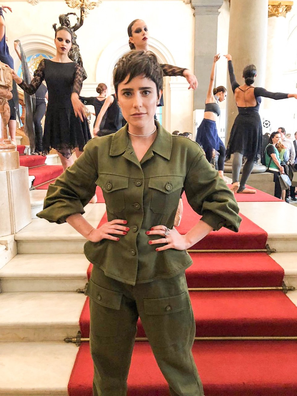 Fernanda Vasconcellos exibe novo visual no desfile de Reinaldo Lourenço