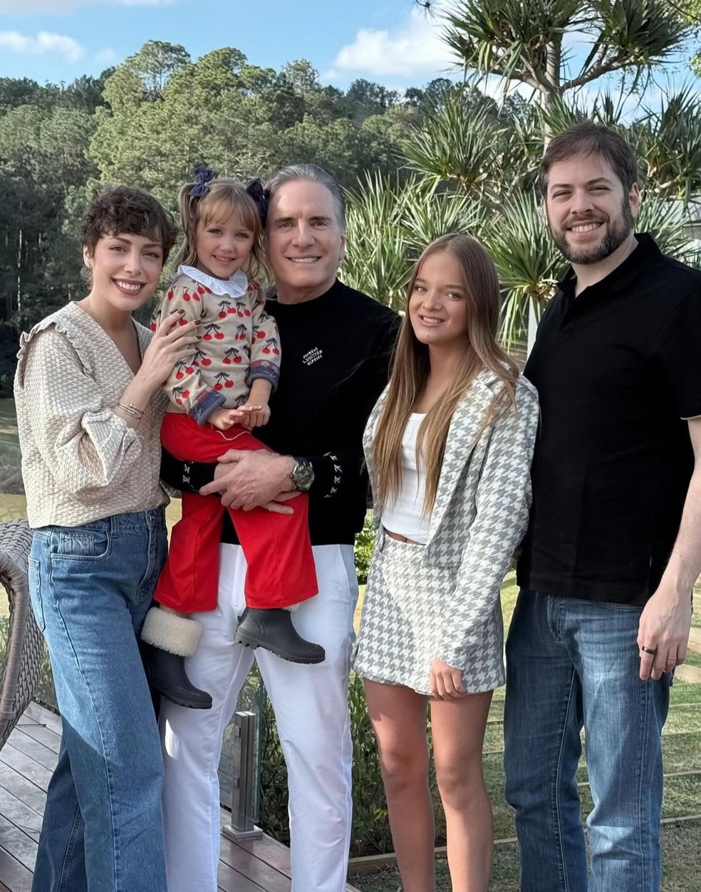 Roberto Justus posa com os filhos no Dia dos Pais