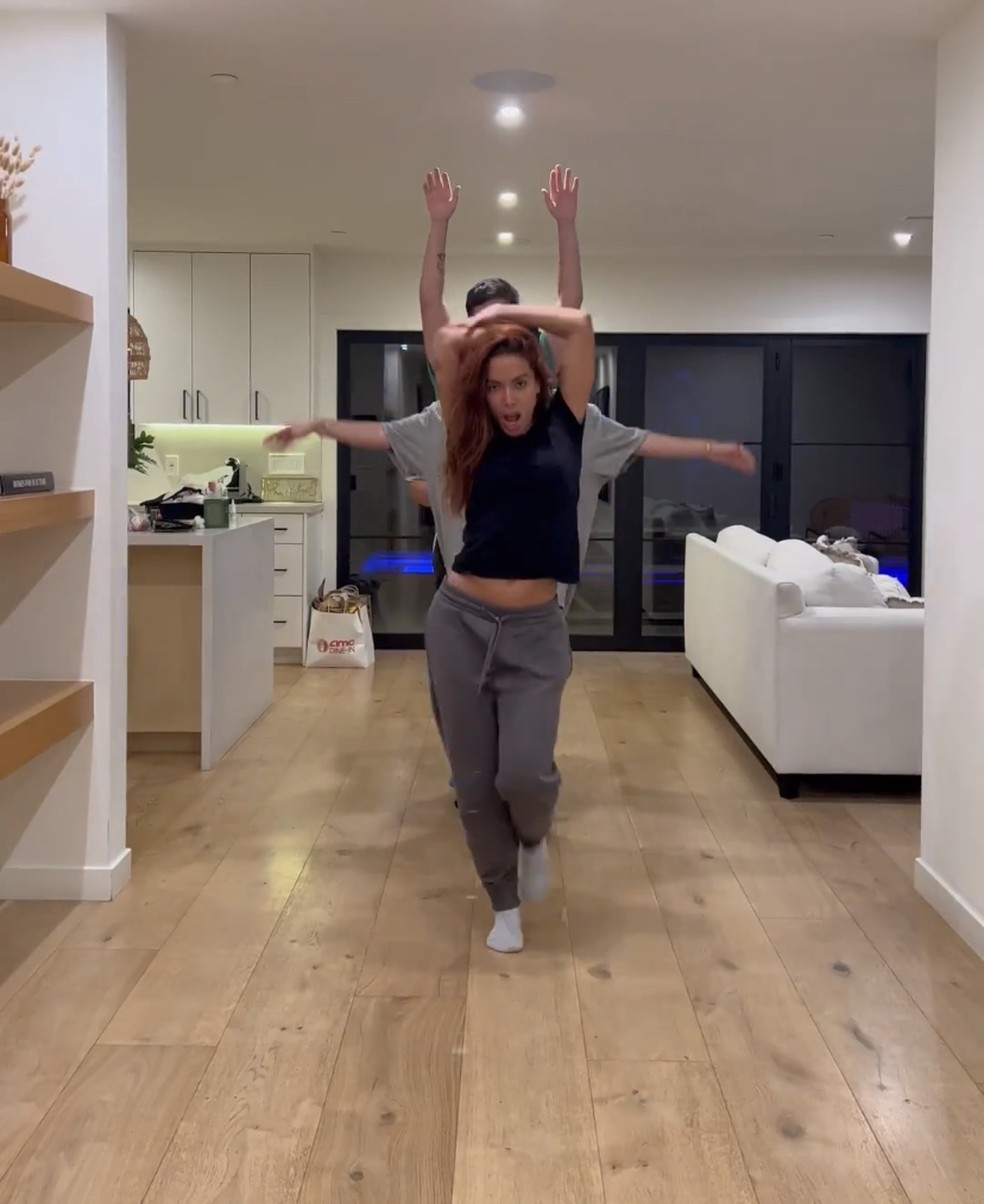 Sem jet lag, Anitta improvisa mini clipe com amigos ao som de 'Versions ...