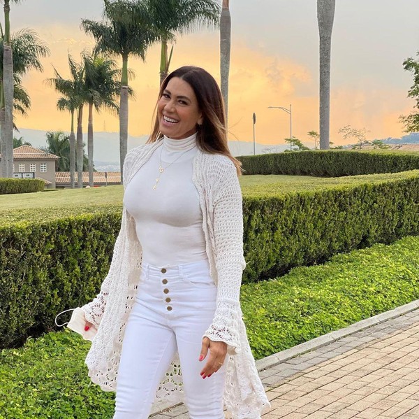 Solange Frazão rouba a cena com look all white