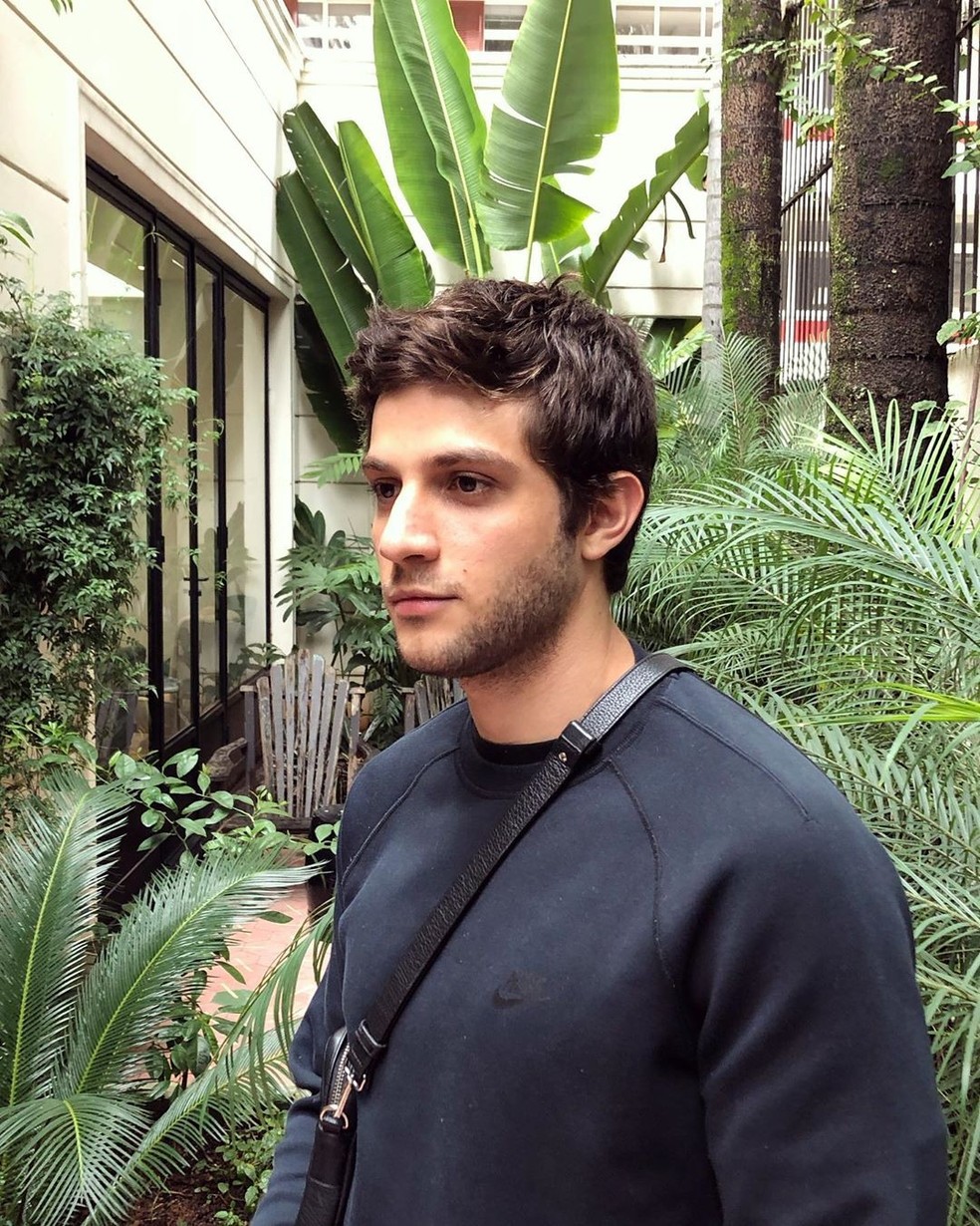 Chay Suede mostra novo visual